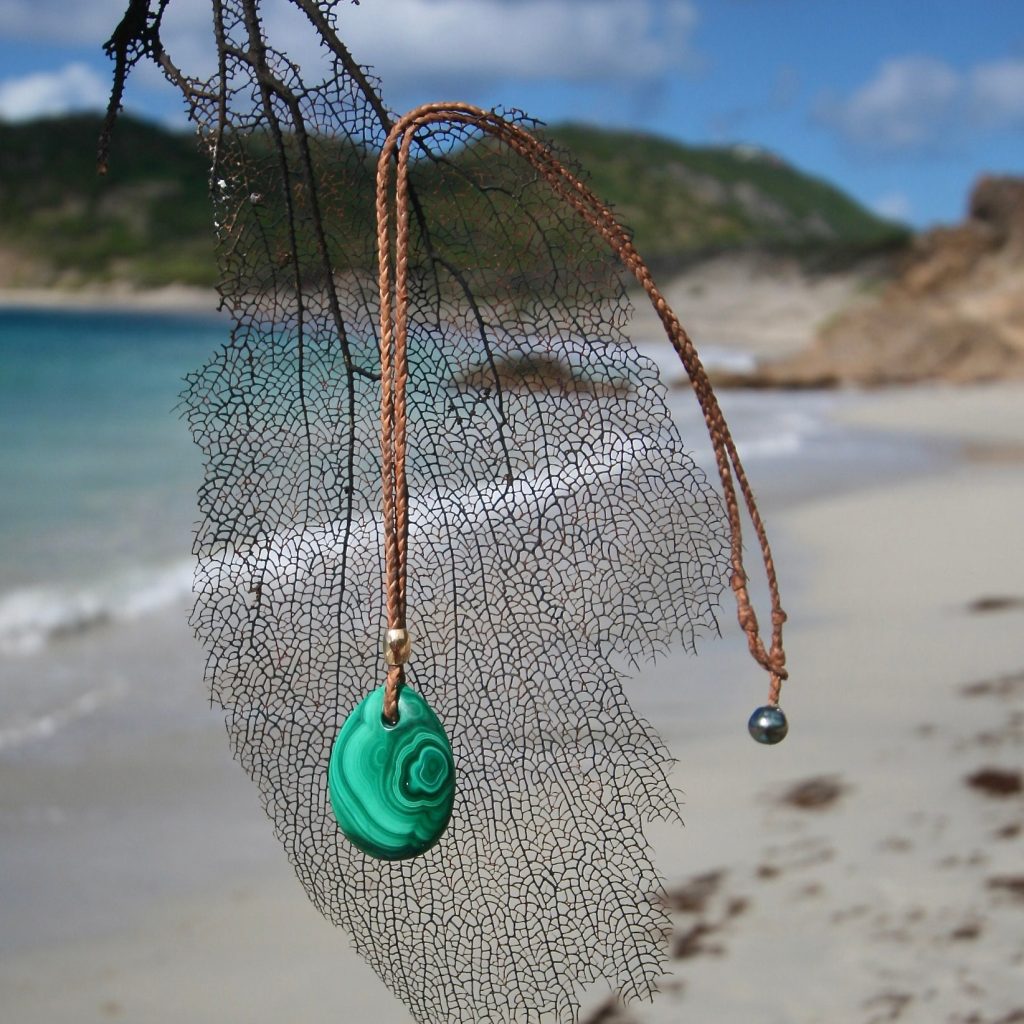 Trésors de St Barth - Malachite pebble necklace and 18k gold element